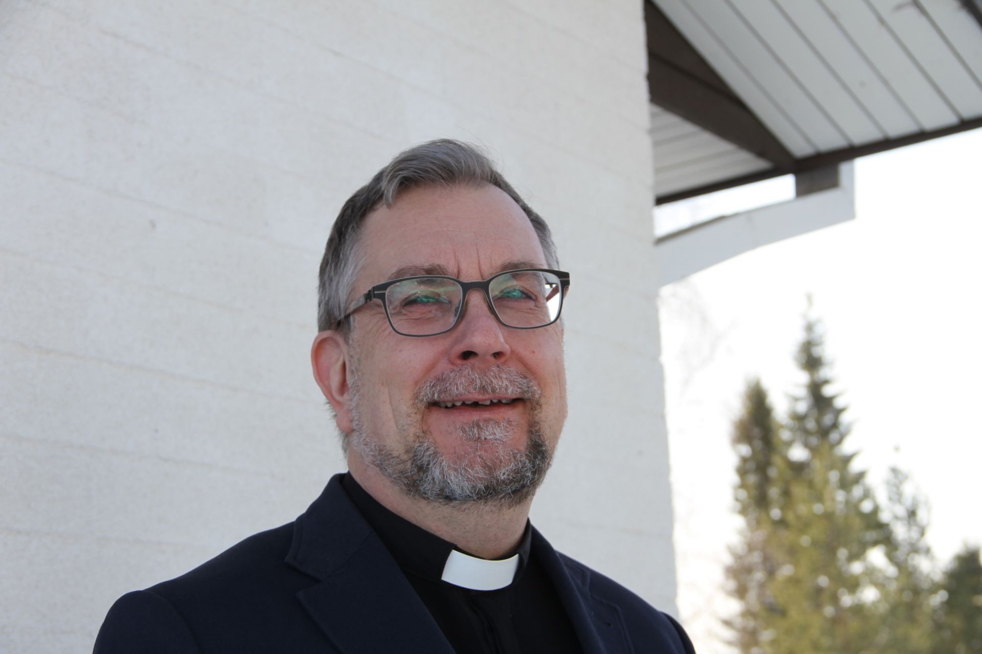 Piispa Jukka Keskitalo asettaa kirkkoherra Jussi Ollilan virkaan ...